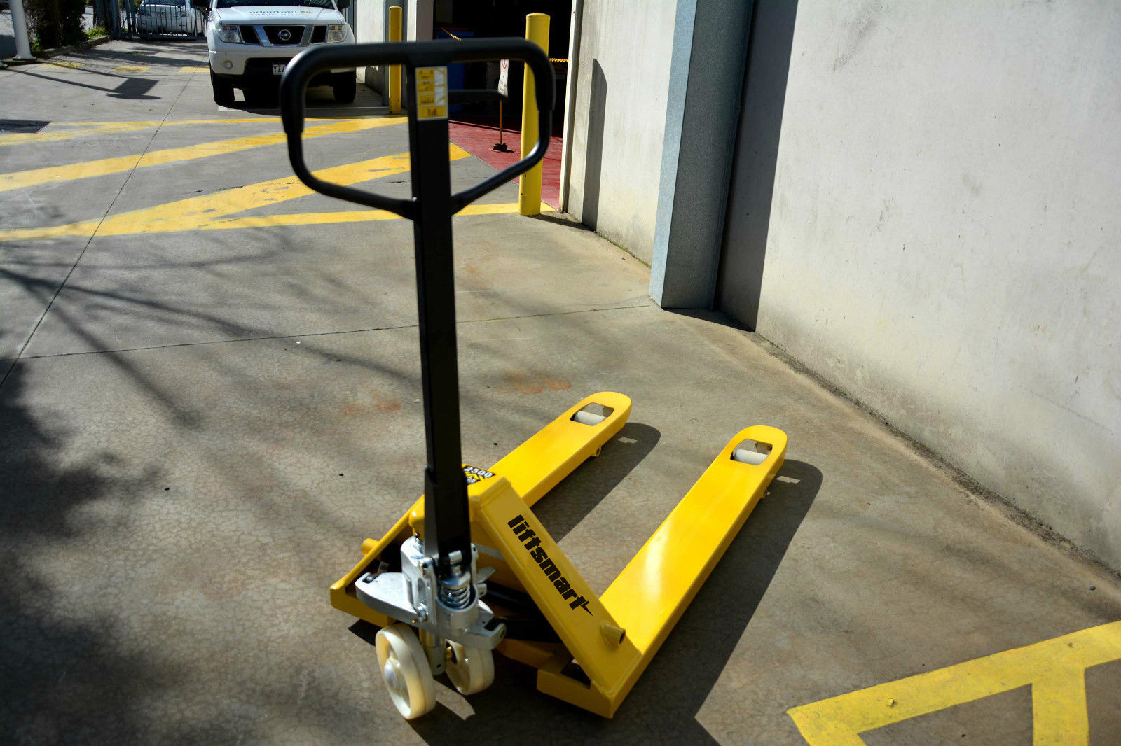 Hand pallet jack - Liftsmart economic and reliable - Adaptalift Online ...