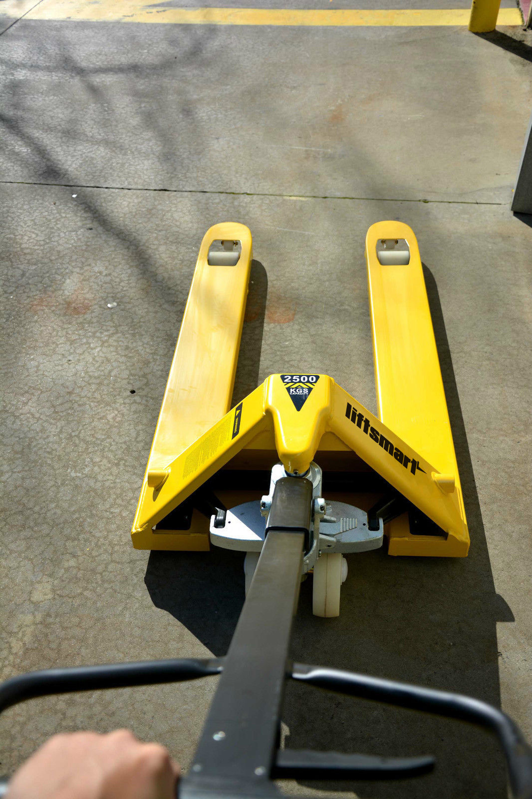 Hand pallet jack - Liftsmart economic and reliable - Adaptalift Online ...