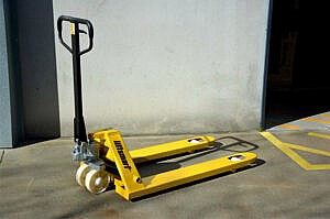 Difference between Standard and Euro Sized Hand Pallet Jacks ...
